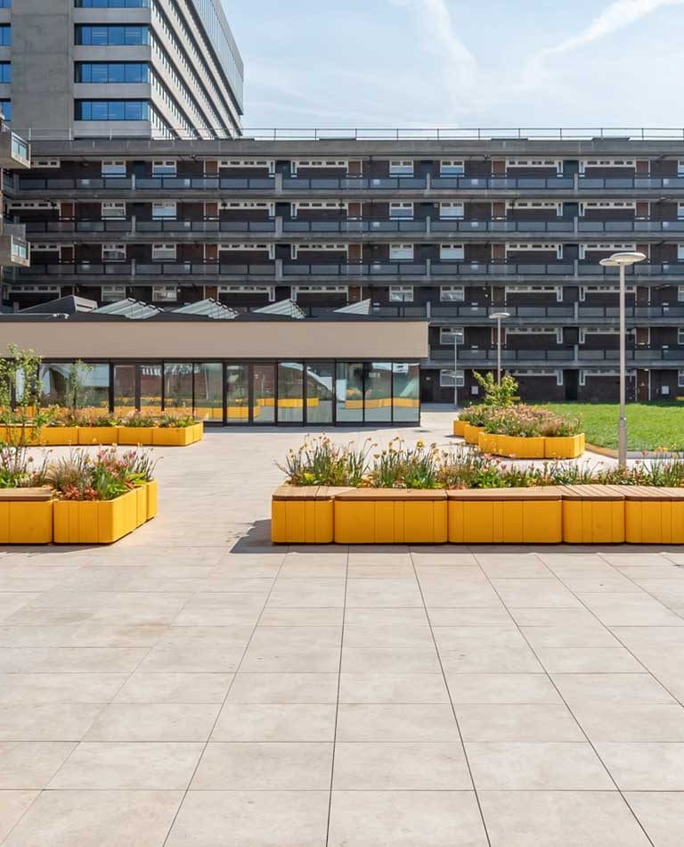 Non-combustible aluminium paving rail system for terraces